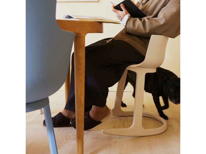 SOCIAL® TILT Rocking polypropylene chair with armrests By Varier Furniture