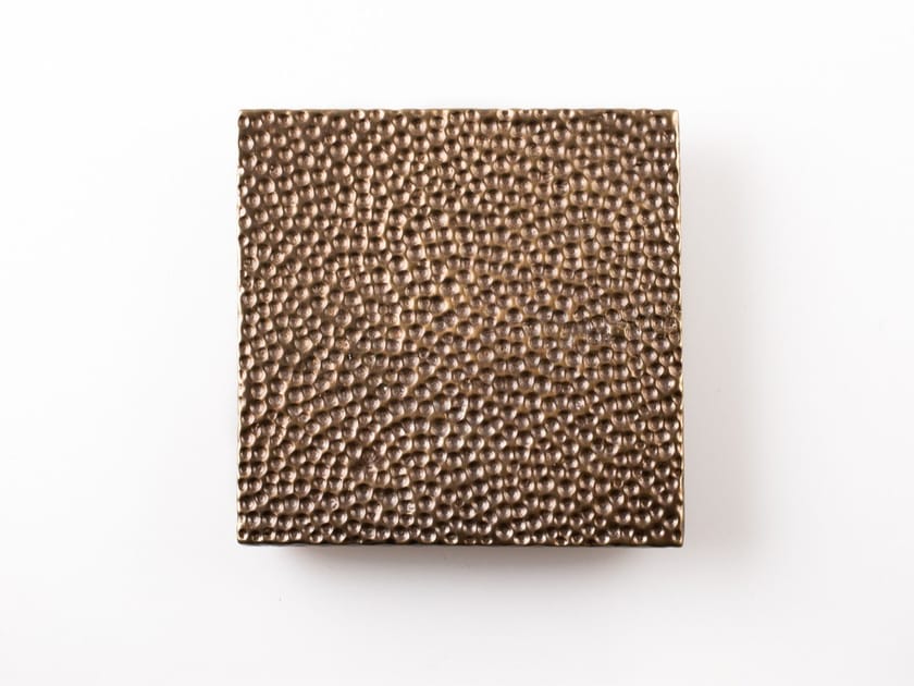 SQUARE HAMMERED Möbelknopf aus Messing By Thea | design Lotte Breithaupt