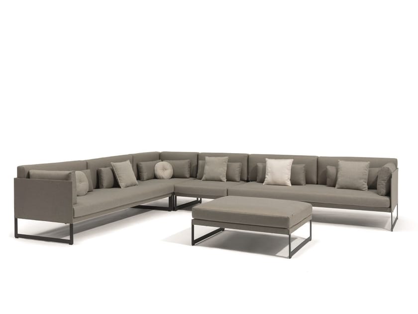 SQUAT | Modular garden sofa By MANUTTI