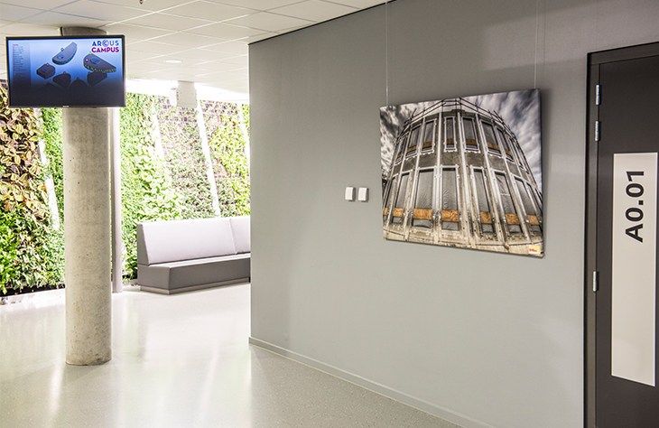 TEKNOLINE Suspended aluminium display unit By STUDIO T