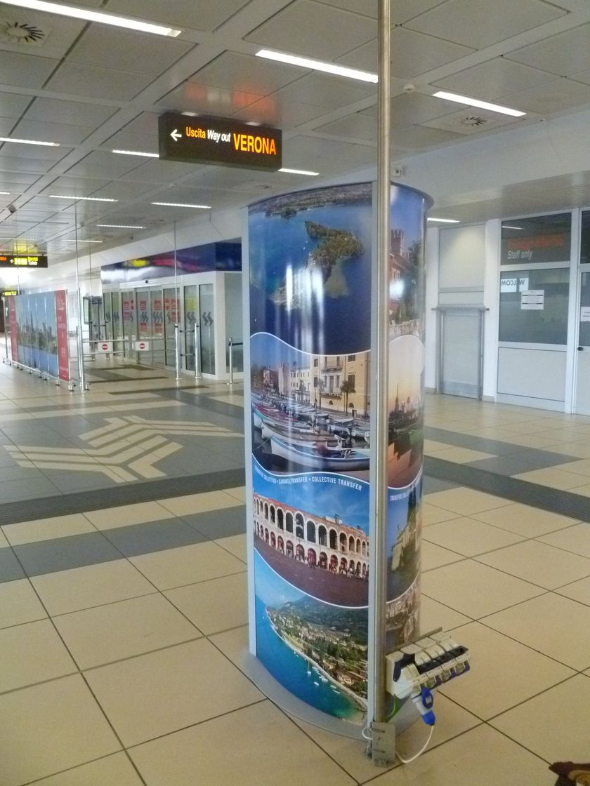 Expositor de tres lados T-TOTEM By GEPROM design