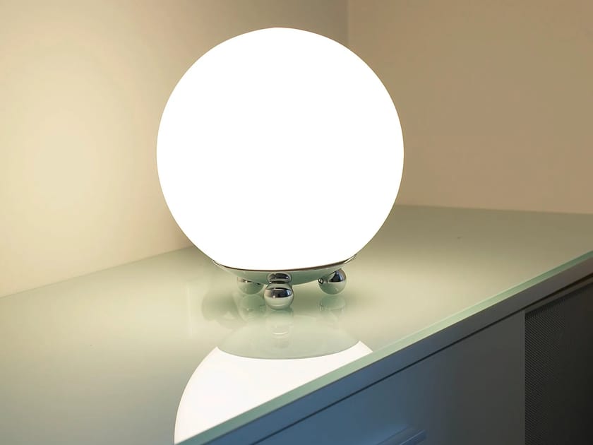 AD 32 Table lamp By TECNOLUMEN®