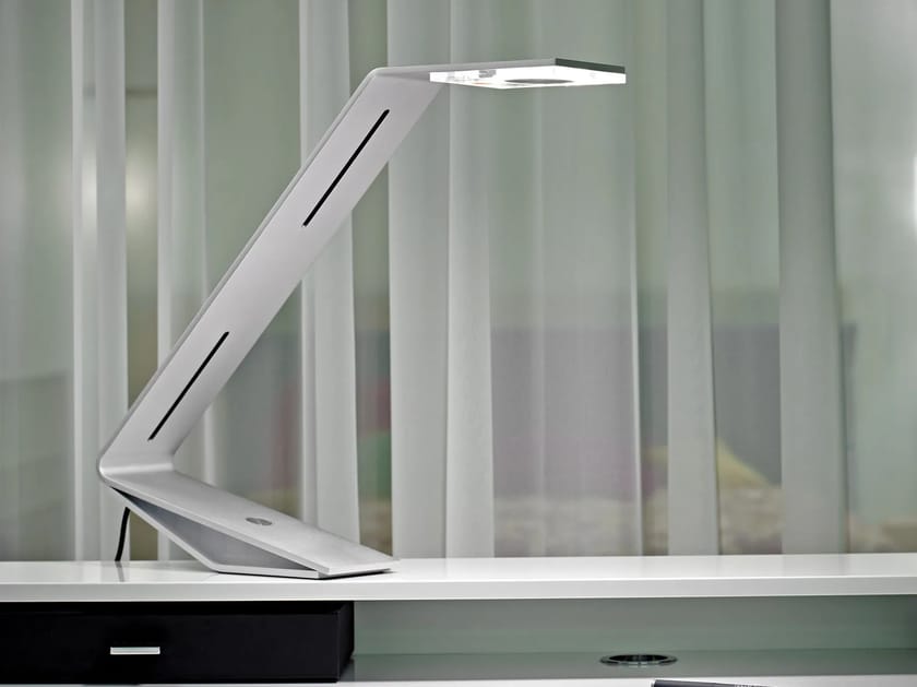 FLAD Table lamp By TECNOLUMEN®