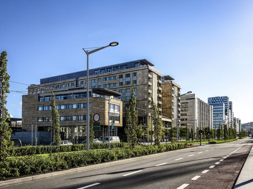 TEO LED aluminium street lamp on pole By GHM-ECLATEC | design Jean-Michel Wilmotte