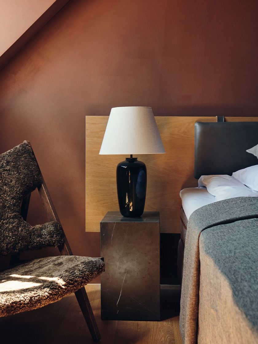 TORSO TABLE LAMP 57 Lámpara de mesa LED de cerámica By MENU | design ...
