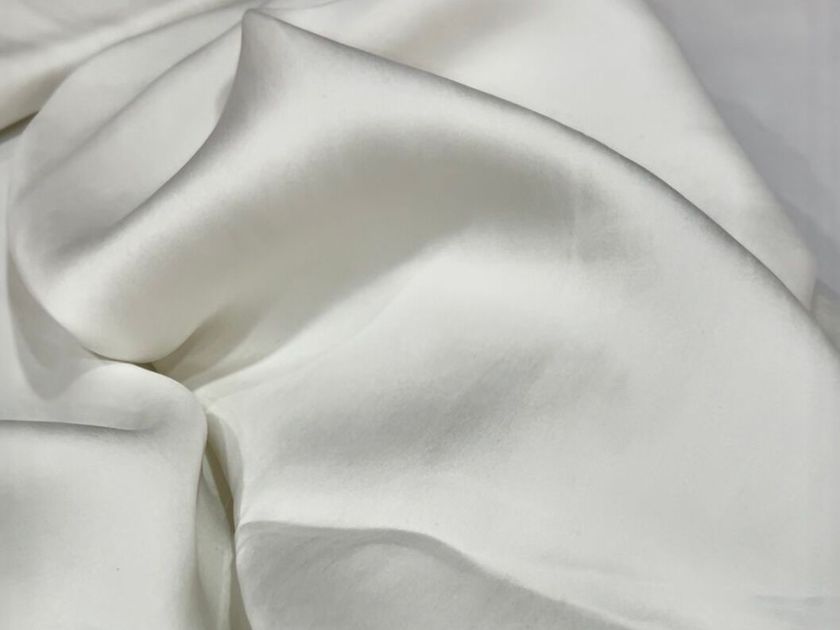 NATURAL, WHITE OR CREAM SANDED SUEDE SILK 布料 By Tohora