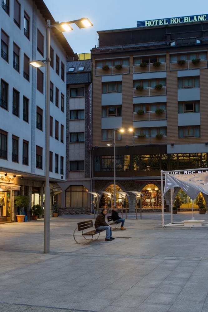 UFO | Street lamp on pole Ufo Collection By iGuzzini design Renzo Piano