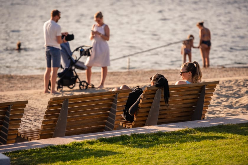 URBAN sun bench By VESTRE