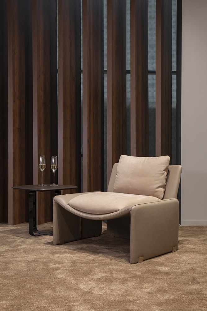 V211 | Leather coffee table Square leather coffee table By Aston Martin