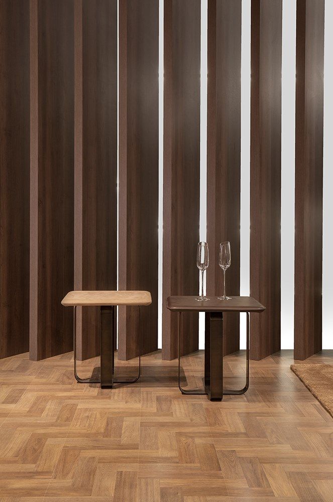 V211 | Leather coffee table Square leather coffee table By Aston Martin