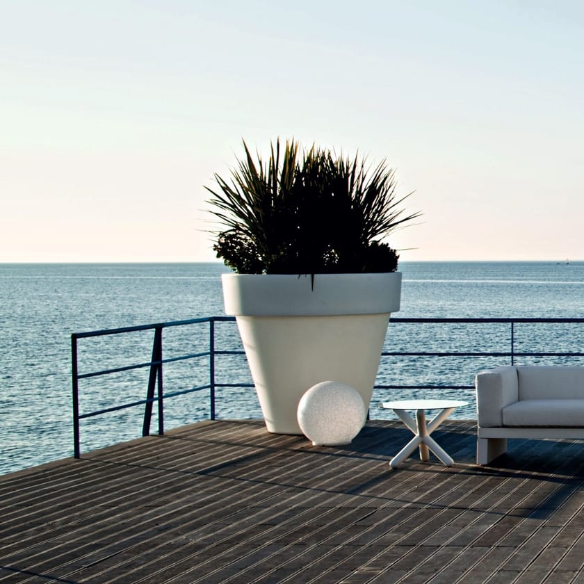 VAS-TWO Garden vase By Serralunga | design Luisa Boccietto