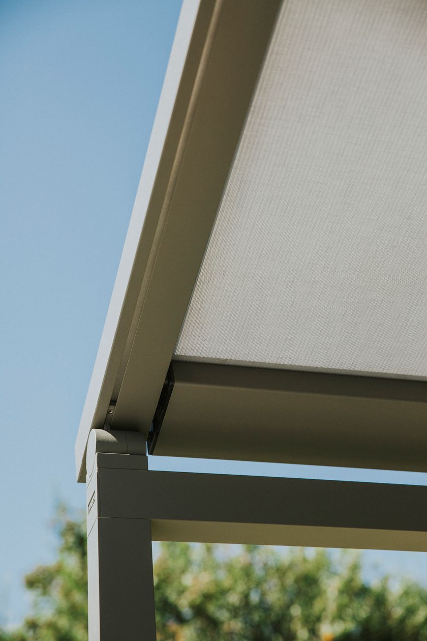 VERSUZ Wall-mounted pergola with sliding cover By Harol