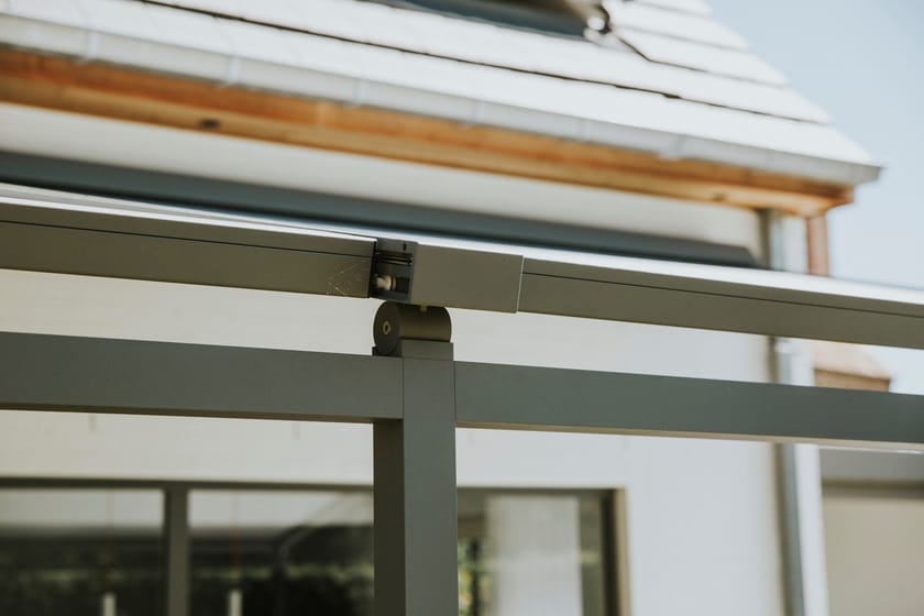 VERSUZ Wall-mounted pergola with sliding cover By Harol