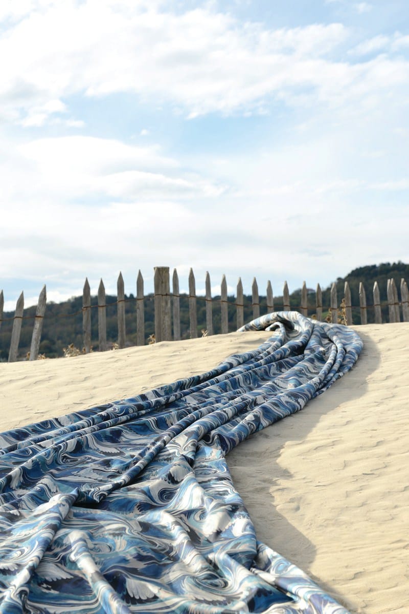 Tissu mural en satin à motifs graphiques VOGUE By LELIEVRE design Jean ...