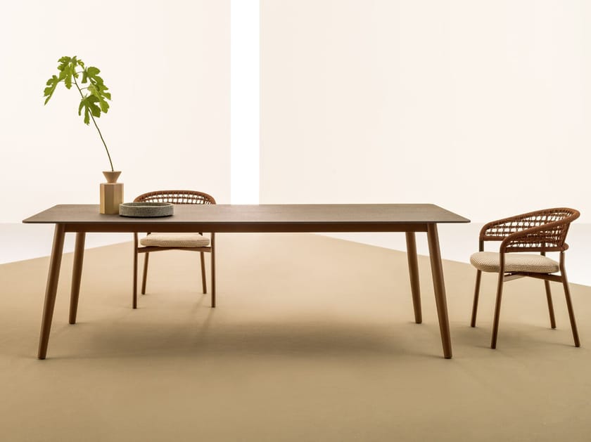 ELLISSE Extending powder coated aluminium garden table By Varaschin