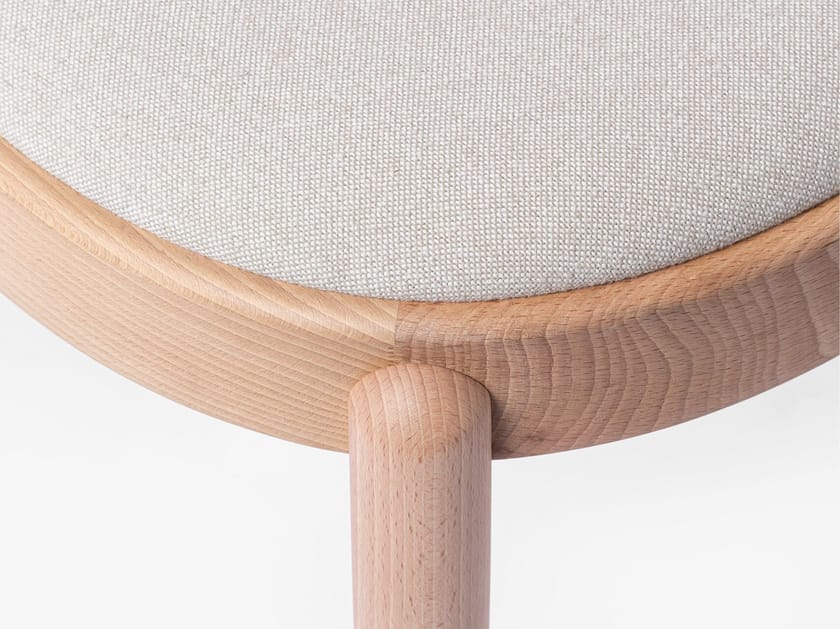 CAORLINA Beech chair with padded seat By Venedia | design Venedia studio