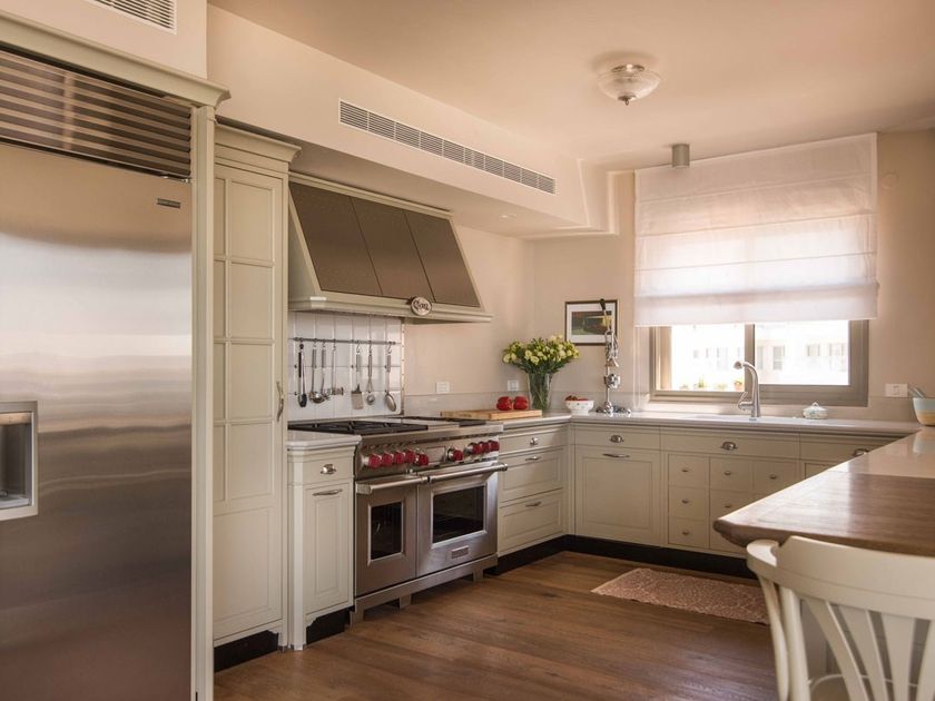 VERED SHANI Fitted kitchen with peninsula By Marchi Cucine