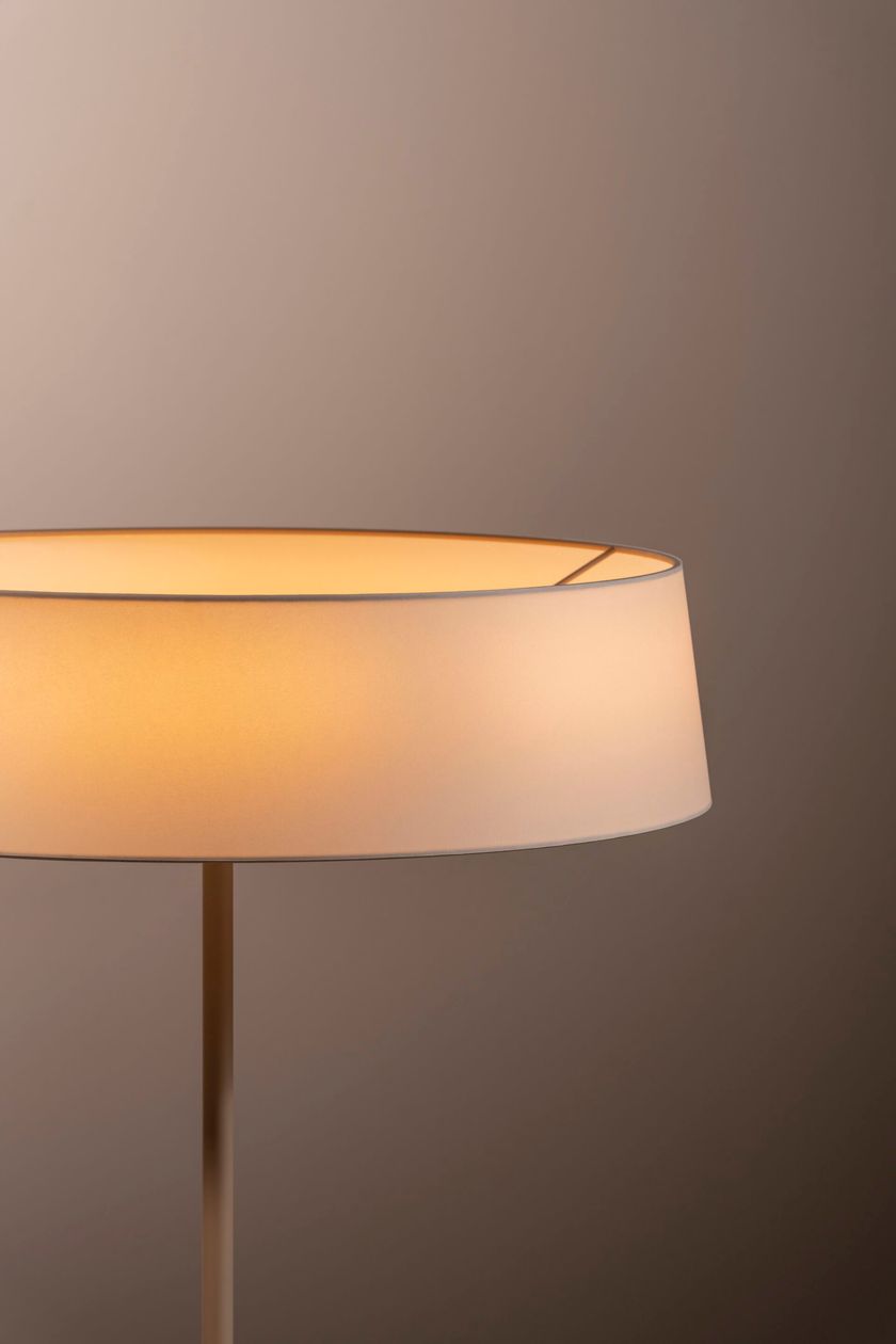 DAMA Lampada da tavolo a LED in metallo e carta By Vibia | design ...