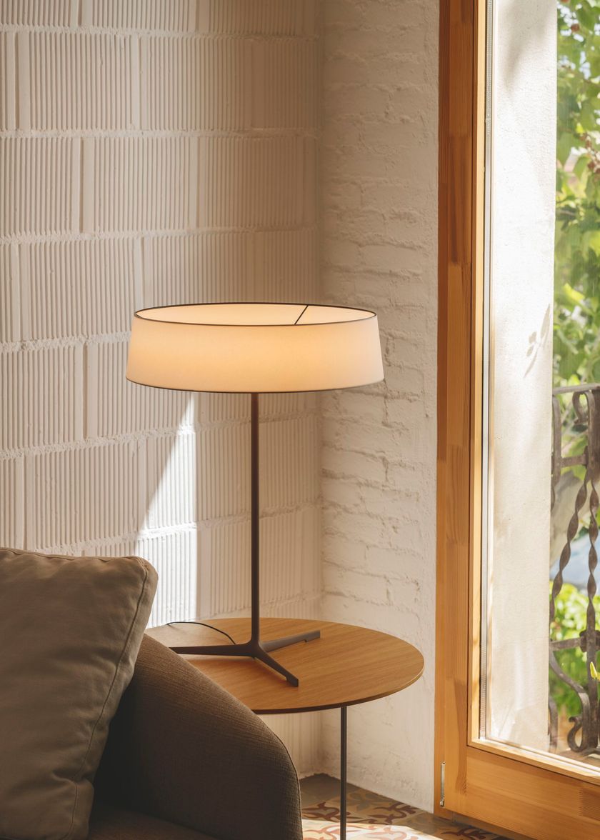 DAMA Lampada da tavolo a LED in metallo e carta By Vibia | design ...