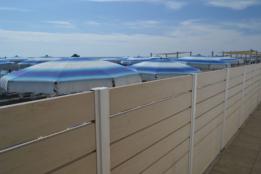 Parapetti e recinzioni in legno composito WOODN VERSATILIS - Woodn ...