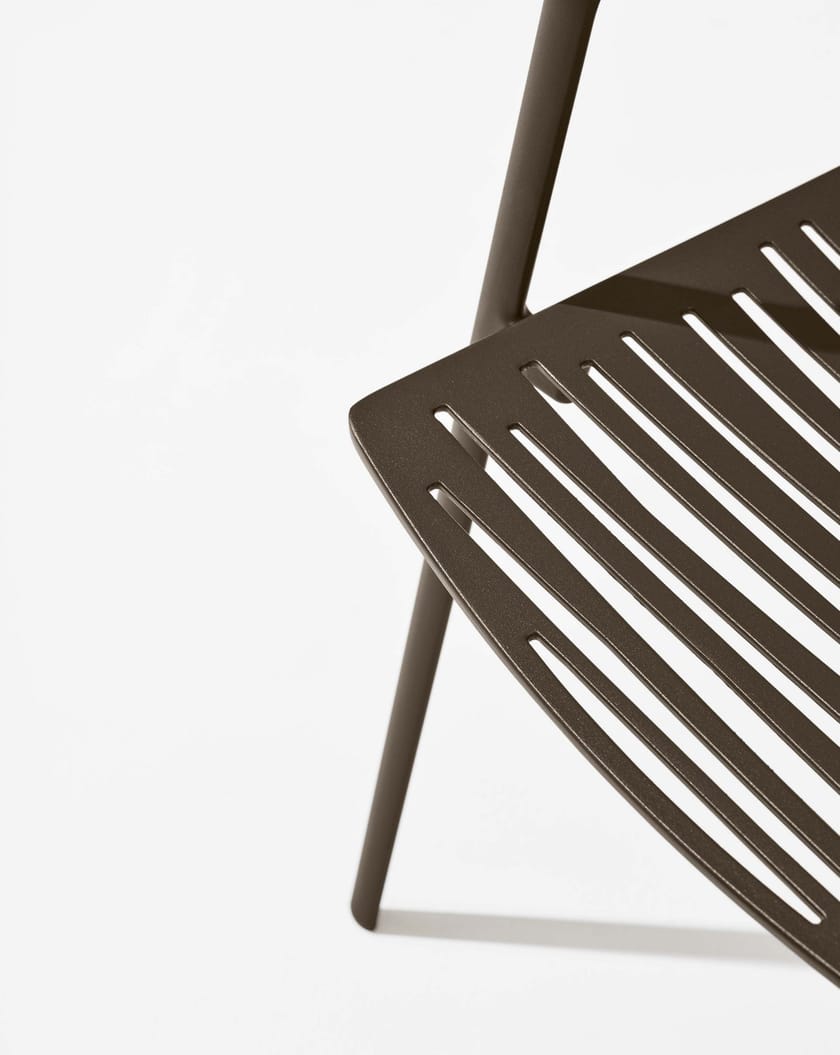 ZEBRA Aluminium garden chair with armrests By FAST | design Lievore Altherr