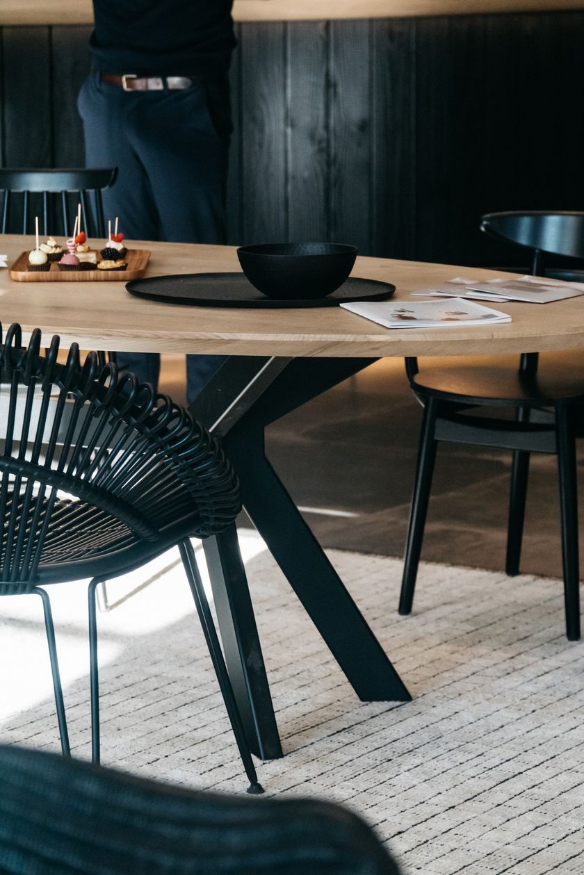 ALBERT | Oval table By Vincent Sheppard