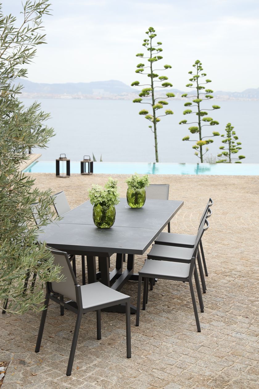 AMAKA Extending garden table By Les Jardins®
