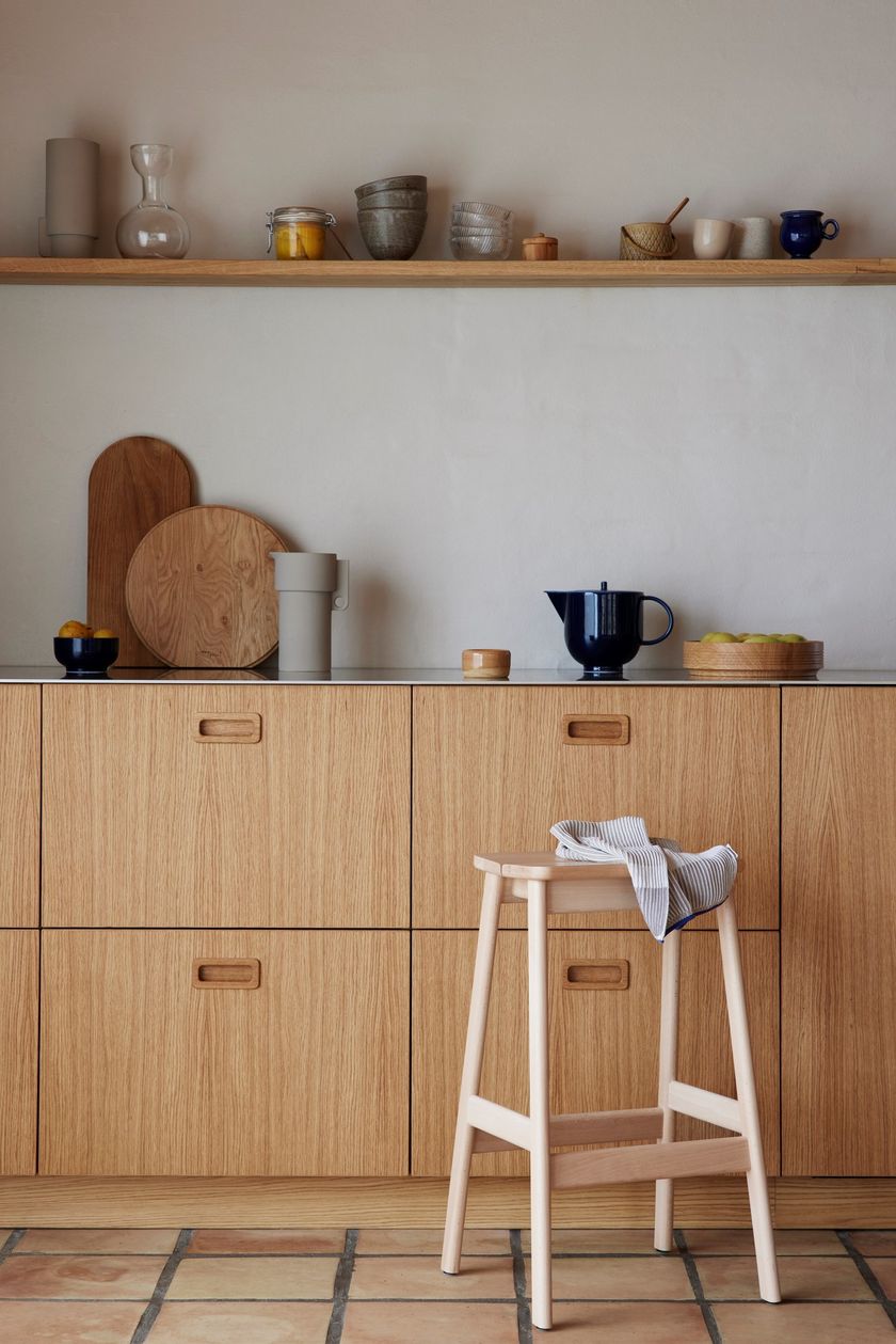 ANGLE STANDARD 65 | High stool High beech stool with footrest By Form ...