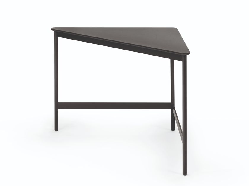 CAPILANO | Mesa de centro triangular By arflex design Luca Nichetto