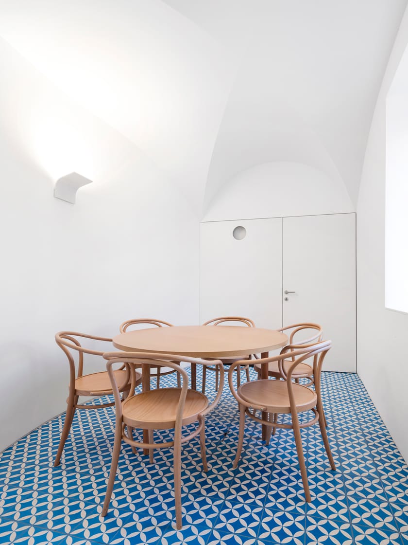 CAST ROUND | Ash table By MOR DESIGN