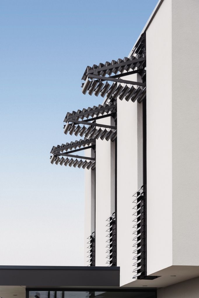 Up-and-over aluminium solar shading CILIUM By RENSON