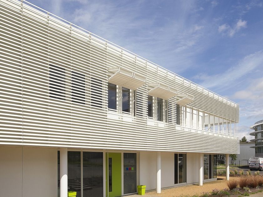Up-and-over aluminium solar shading CILIUM By RENSON