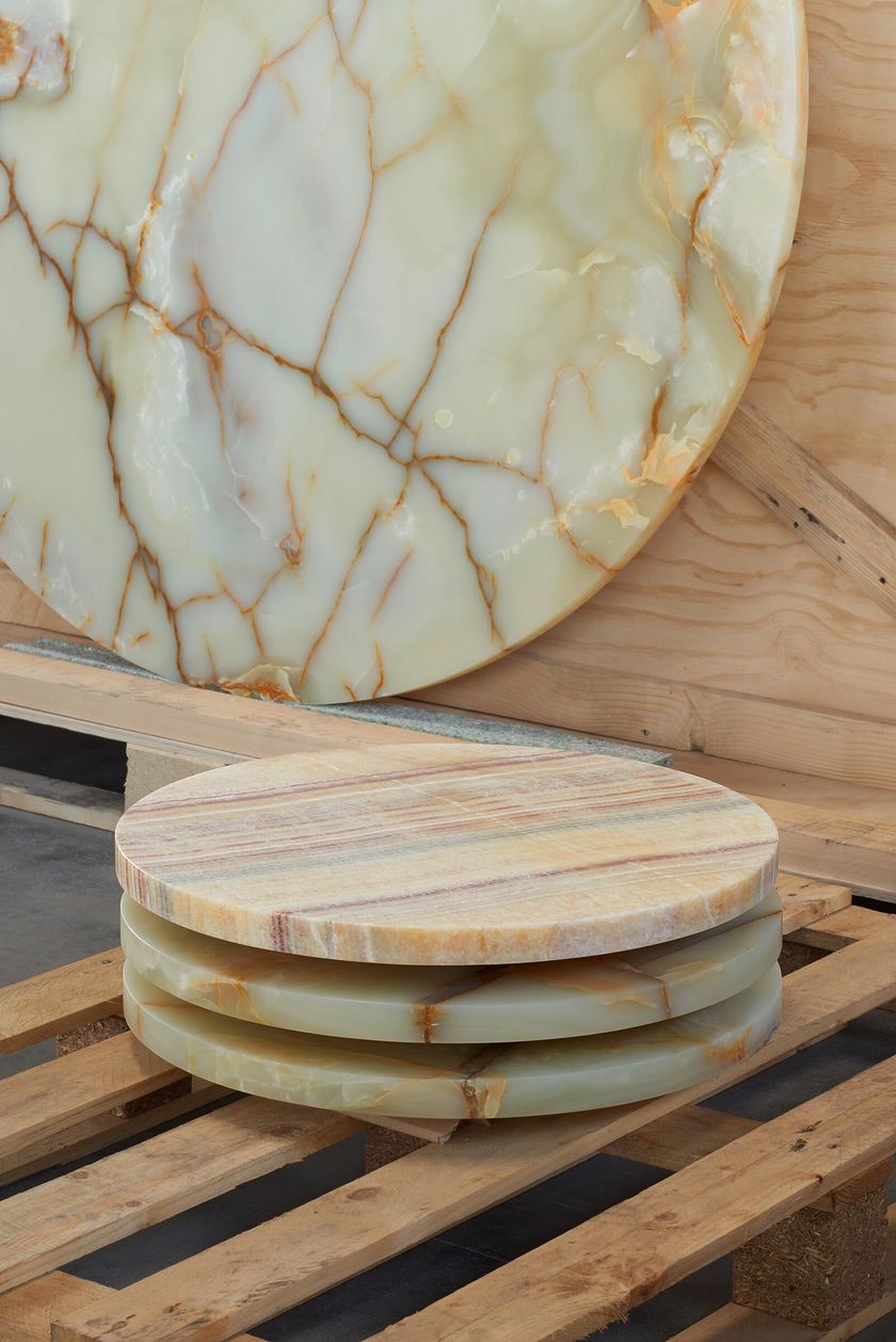 HIROKI ONYX Round onyx and steel table By e15