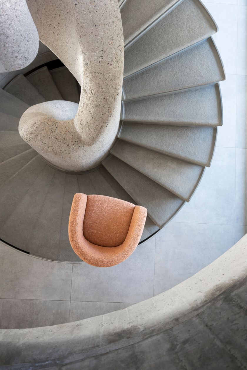 SEA SHELL Trestle-based easy chair with armrests By Luxy