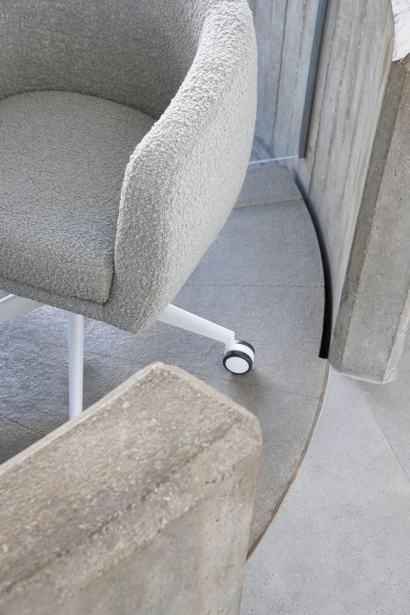 SEA SHELL Trestle-based easy chair with armrests By Luxy