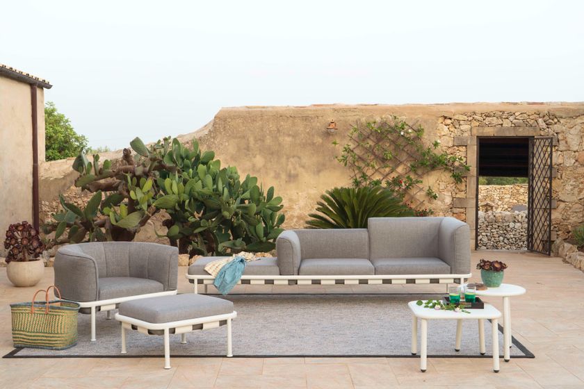 DOCK Poltrona da giardino con braccioli By emu | design Sebastian Herkner