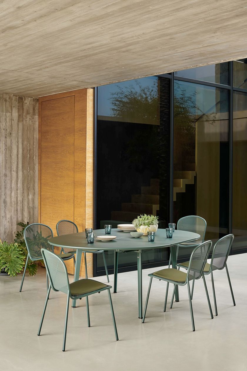 PLUS4 Round extending steel garden table By Emu