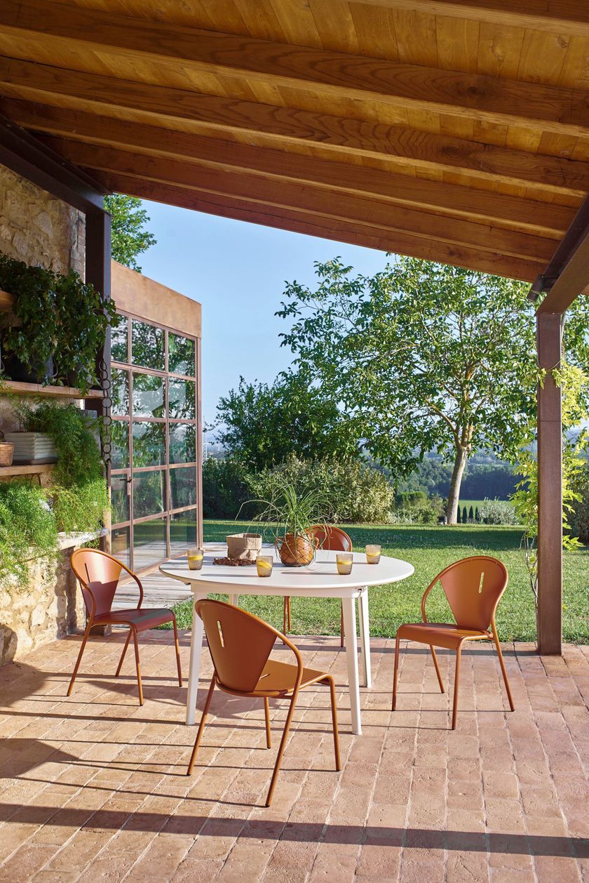 PLUS4 Round extending steel garden table By Emu