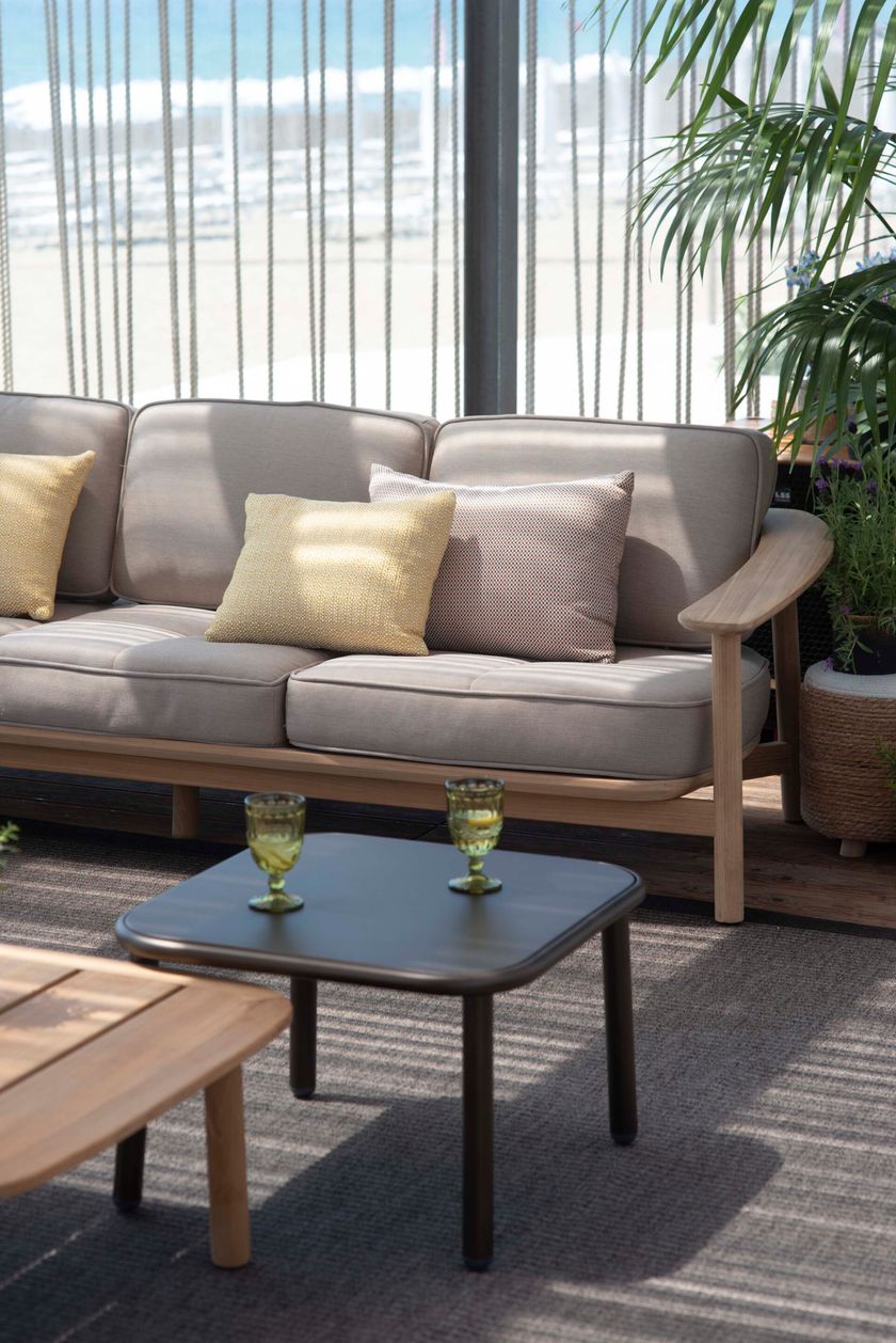 TWINS Tavolino basso da giardino in teak By emu | design Sebastian Herkner
