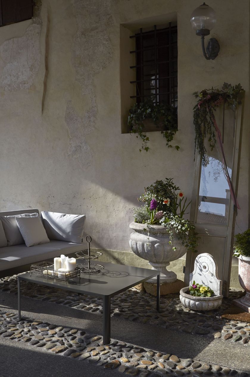 ALUALU SOFA Outdoor fabric sofa with removable lining By isOnAir