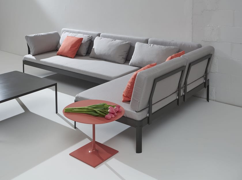 ALUALU SOFA Outdoor fabric sofa with removable lining By isOnAir