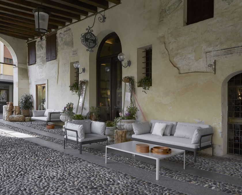 ALUALU SOFA Outdoor fabric sofa with removable lining By isOnAir