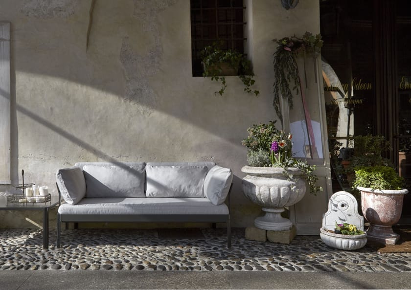 ALUALU SOFA Outdoor fabric sofa with removable lining By isOnAir