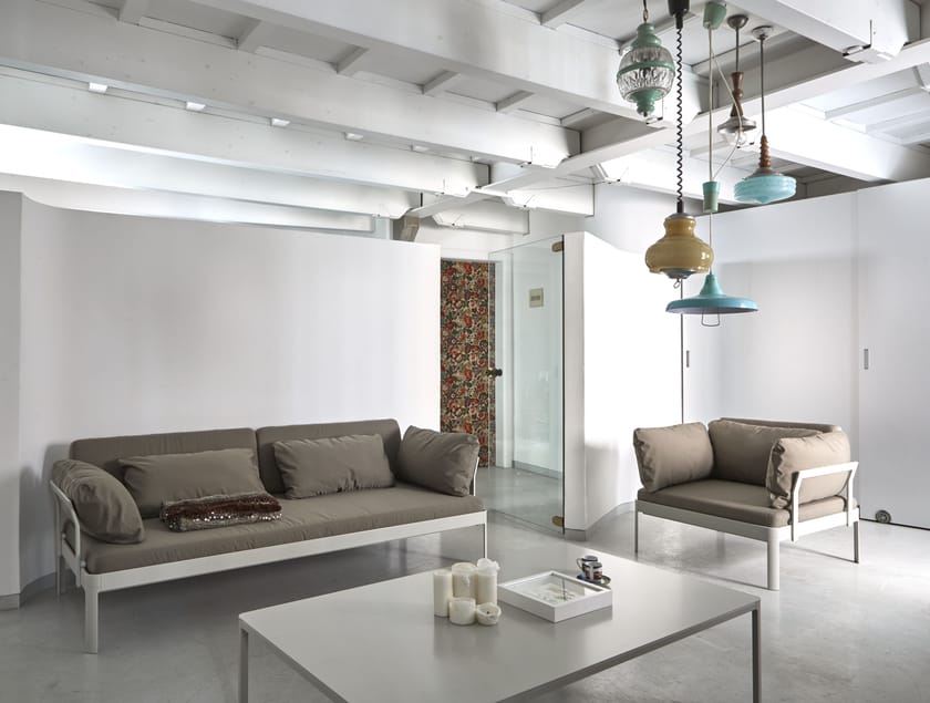 ALUALU SOFA Outdoor fabric sofa with removable lining By isOnAir