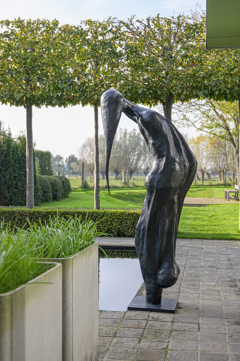 Bronze sculpture MODEST Bronzo Collection By Gardeco design Nele Serpieters