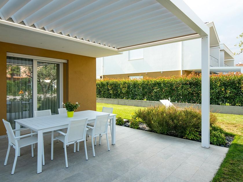 OPENLIGHT | Pergola addossata Pergola addossata bioclimatica in ...