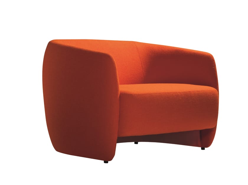 Poltrona in tessuto con braccioli PLUM 565 - Capdell