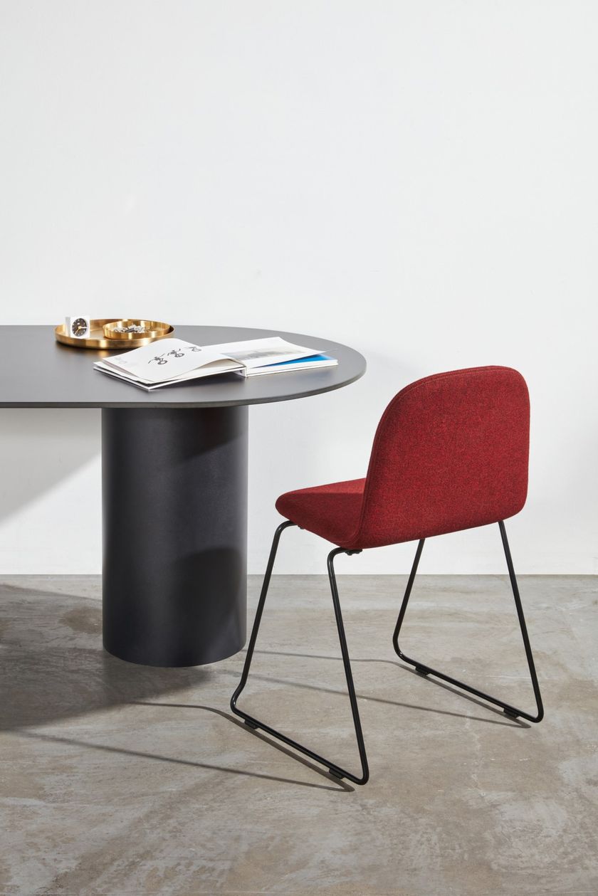 POTATO Silla patín tapizada apilable By DesignByThem | design Sarah Gibson, Nicholas Karlovasitis