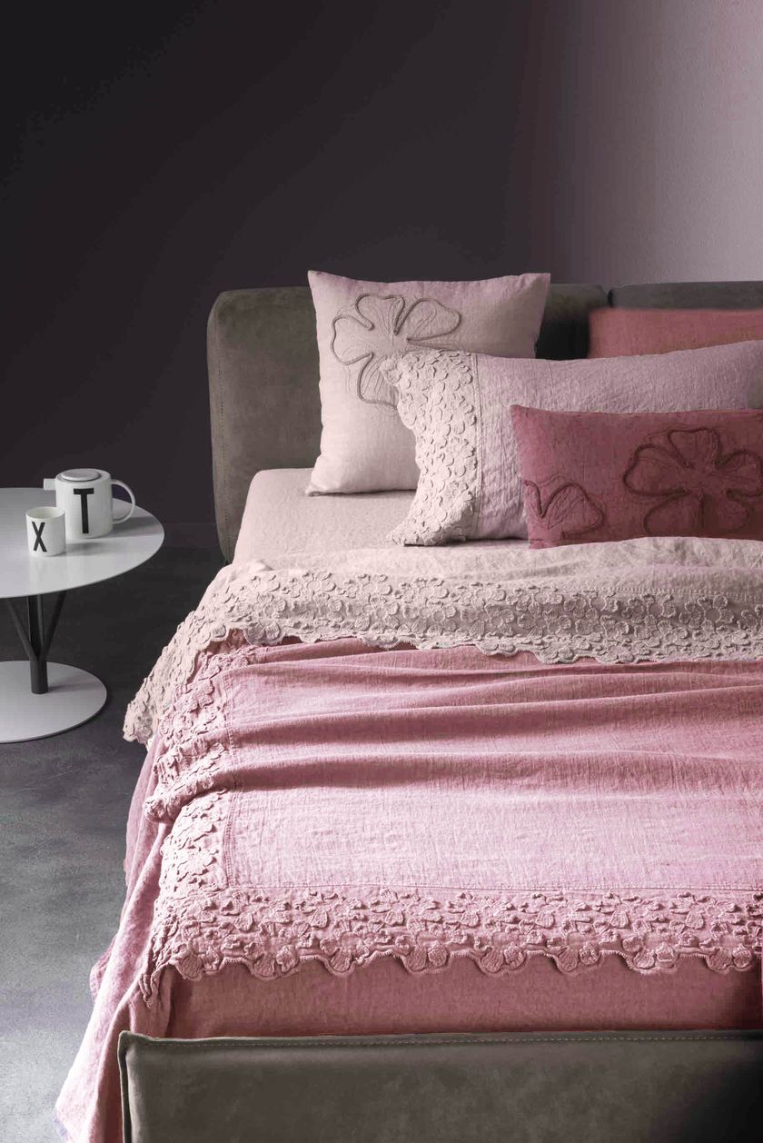 DECOR Linen bedspread with floral pattern By LA FABBRICA DEL LINO ...