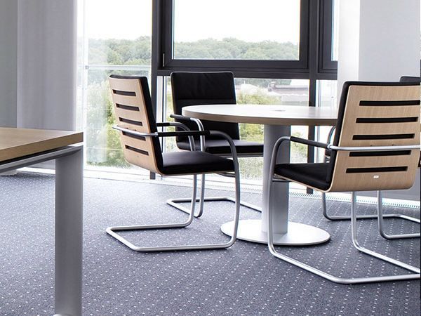 SONO | Round meeting table By RENZ design Justus Kolberg